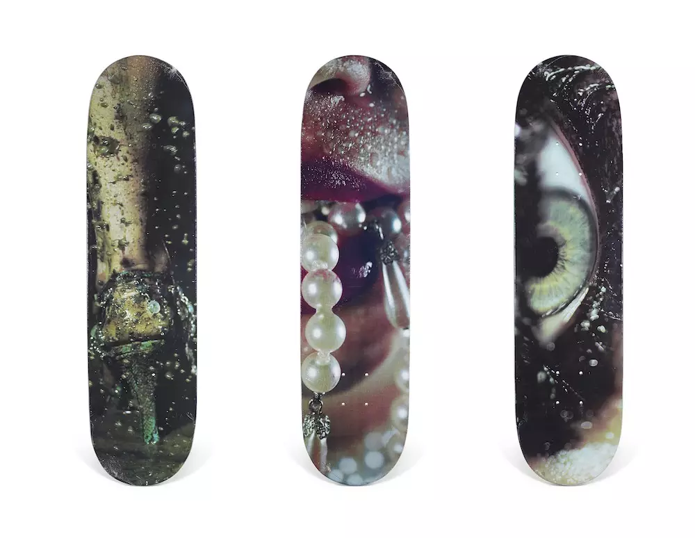 Otu ihe atọ Marilyn Minter Shoe, Eye, & Necklace skateboards, Supreme (2008). Foto sitere n'ikike nke Christie.