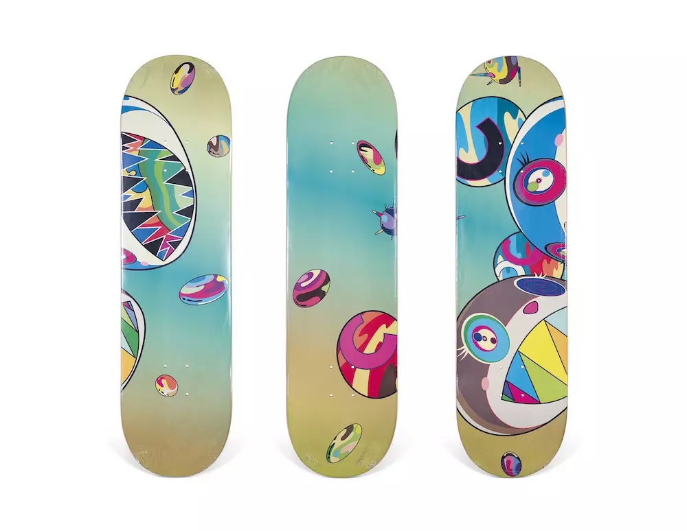 Un set di tre tavole da skateboard Takashi Murakami Supreme, Sharp Too Bear, Complexion x Takashi Murakami tavole da skateboard (2019). Immagine per gentile concessione di Christies