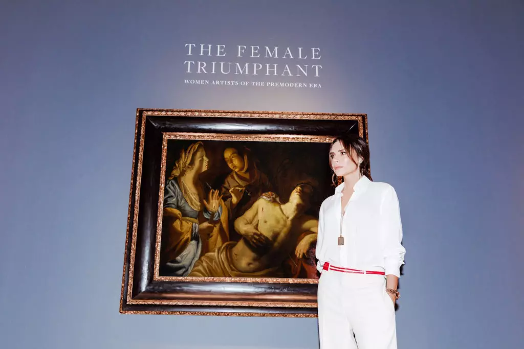 Victoria Beckham karo Artemisia Gentileschi's Saint Sebastian Tended By Irene ing pameran kanggo