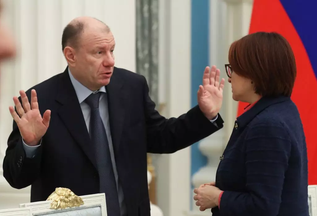 MOSKVA, RUSIJA 26. DECEMBER 2018: Predsednik in predsednik uprave družbe MMC Norilsk Nickel Vladimir Potanin (levo) in guvernerka ruske centralne banke Elvira Nabiullina se pogovarjata pred srečanjem ruskega predsednika Vladimirja predsednika z ruskimi poslovneži v moskovskem Kremlju. Vyacheslav Prokofyev/TASS (Foto Vyacheslav ProkofyevTASS prek Getty Images)