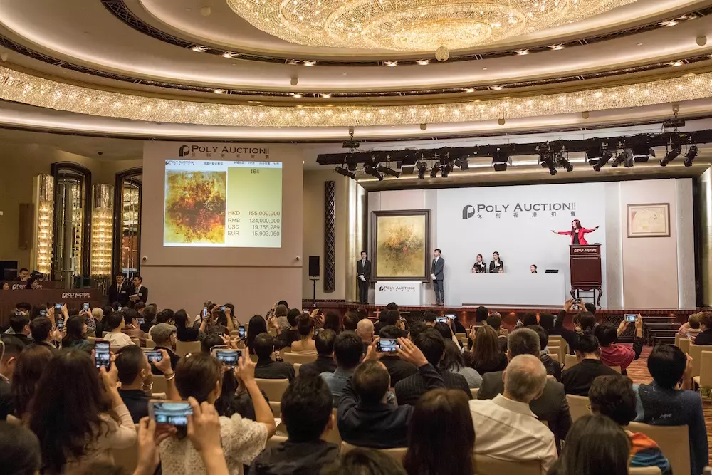 Sala de vendas da Poly Auction em Hong Kong. Imagem cortesia Poly Auction.