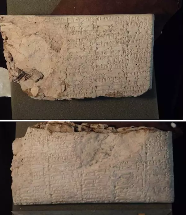 Tablet cuneiform ditempelake minangka pameran kanggo keluhan sipil Departemen Kehakiman. Courtesy US Departemen Kehakiman.