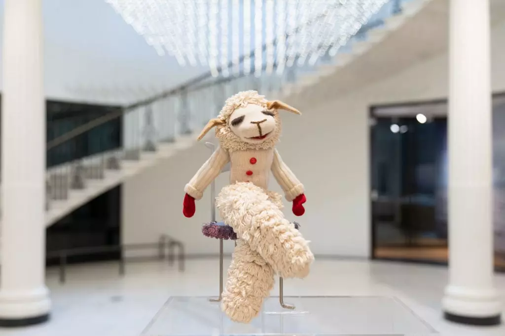 Lambchop ของ Shari Lewis ที่พิพิธภัณฑ์เมืองนิวยอร์ก ภาพถ่ายโดย Asya Gorovitz ได้รับความอนุเคราะห์จากพิพิธภัณฑ์แห่งเมืองนิวยอร์ก