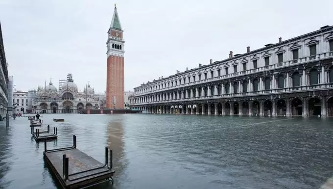 Venetsian Piazza San Marco tulvi maanantaina. Kuva Royal San Marco -hotellilta Facebookin kautta.