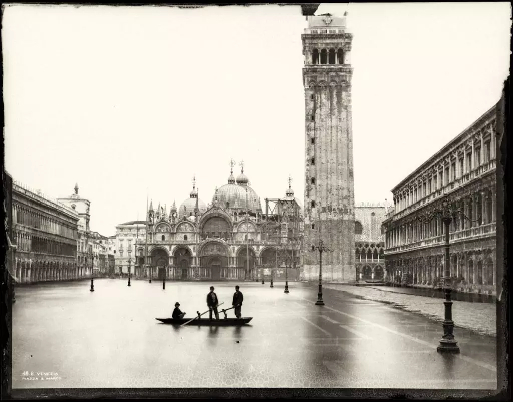 Rhannodd dinas Fenis lun Carlo Naya o'r Piazza San Marco dan ddŵr (tua 1875) ar Twitter. Llun trwy garedigrwydd Comune Venezia.