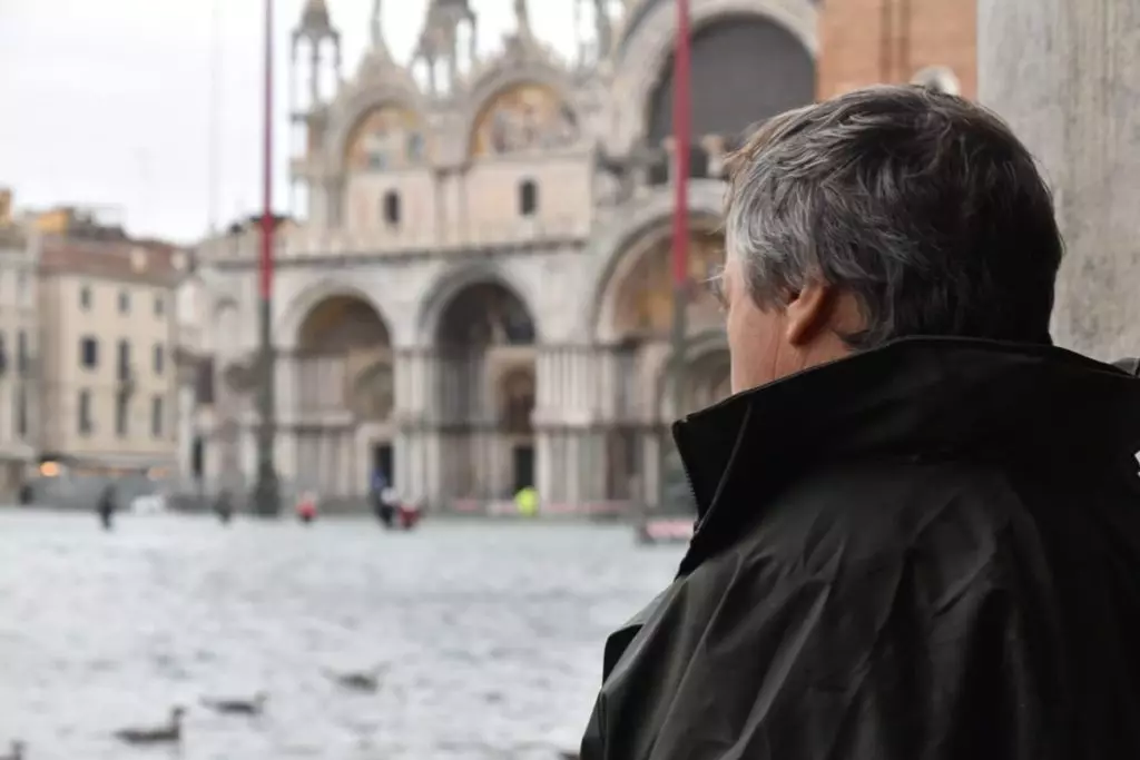 O le pulenuu o Venise, Luigi Brugnaro, o loʻo tilotilo atu i le lolovaia o Piazza San Marco i lenei ata na lafoina i luga o le Twitter e le aai o Venise. Ata fa'aaloaloga a Comune Venezia.