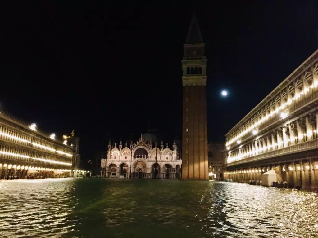 Venecijanska Piazza San Marco poplavljena je noću. Fotografija ljubaznošću gradonačelnika Venecije, Luigija Brugnara, putem Twittera.