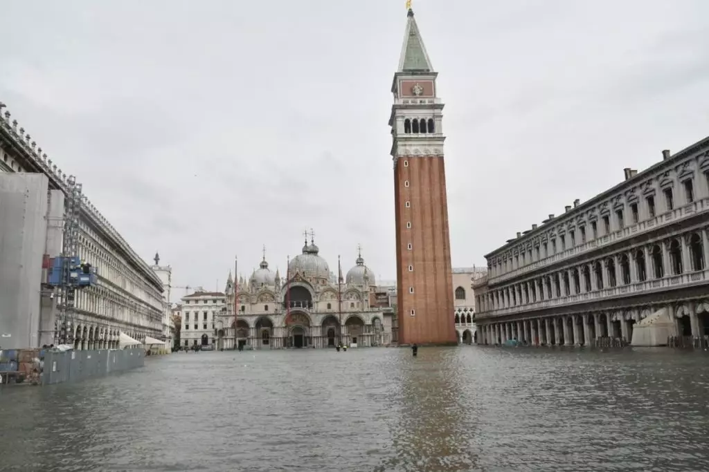 Grad Venecija je na Tviteru podijelio ovu fotografiju poplavljenog Piazza San Marco. Fotografija ljubaznošću Comune Venezia.