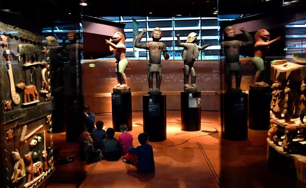 Duże posągi królewskie z królestwa Dahomey w Beninie z lat 1890–92 w Musée du Quai Branly w Paryżu. Zdjęcie: Gerard Julien/AFP/Getty Images.