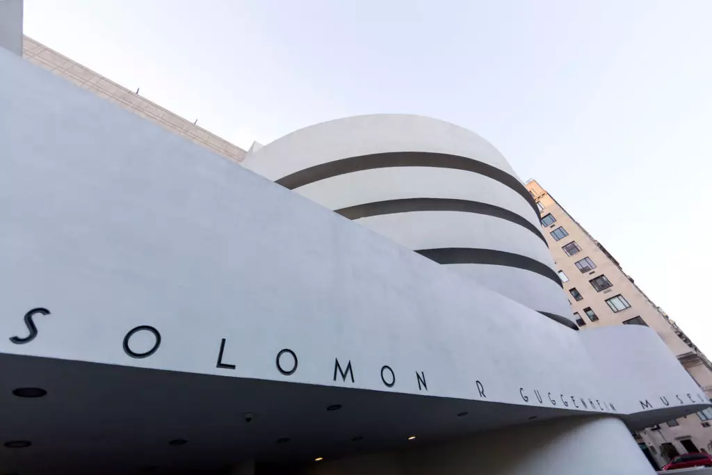 Una vista general de la fachada exterior del Museo Solomon R. Guggenheim en la ciudad de Nueva York. Foto de Ben Hider/Getty Images.