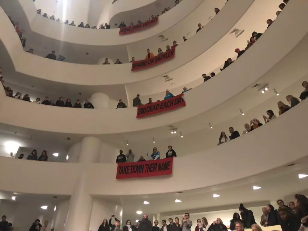 Bantahan Sackler P.A.I.N. di Muzium Guggenheim. Foto oleh Caroline Goldstein.