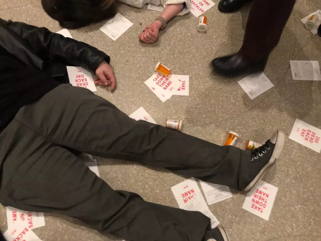 Manifestantes de Sackler P.A.I.N. escenificar una muerte en el Guggenheim. Foto de Caroline Goldstein.