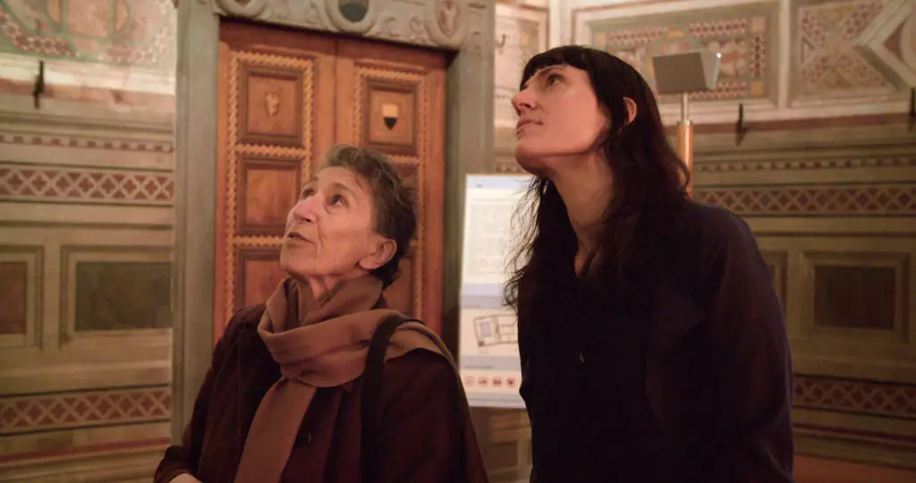 Sylvia Federici [links] en Astra Taylor yn What Is Democracy?. Ofbylding mei dank oan Zeitgeist Films.