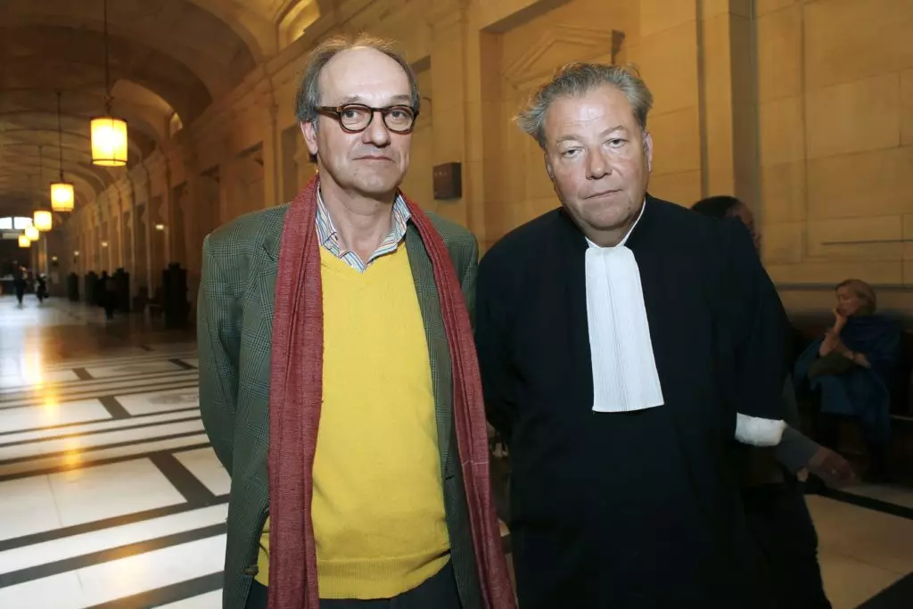 Peggy Guggenheims barnbarn Sandro Rumney (L) poserar med sin advokat Olivier Morice under den överklagande rättegången i Paris, den 19 maj 2015. Ättlingarna till den berömda arvtagerskan och konstsamlaren Peggy Guggenheim inledde ett domstolsöverklagande över hennes samling av verk inrymt i ett palats på Venedigs Canal Grande. 1979 överlämnade Peggy Guggenheim palatset och dess samling till Solomon Guggenheim Foundation med säte i New York. Klagandena klagar på att verk från andra samlingar nu visas på Palazzo, vilket späder på Peggys arbete. De kräver att samlingen ska återställas till sin ursprungliga konfiguration. Med tillstånd från Thomas Samson/AFP/Getty Images.