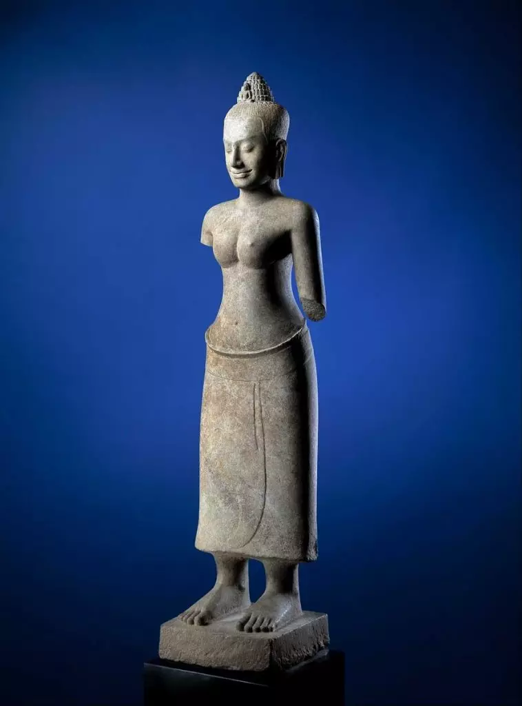 Denverské muzeum umění repatriuje tuto pískovcovou sochu Prajnaparamita z konce 12. století, bohyni transcendentní moudrosti, do Kambodže. Dílo prodal dealer Douglas Latchford, nyní známý tím, že používal offshore účty ke správě své sbírky khmerských starožitností poté, co byl obviněn z obchodování s uloupeným uměním. Foto s laskavým svolením Denverského muzea umění.