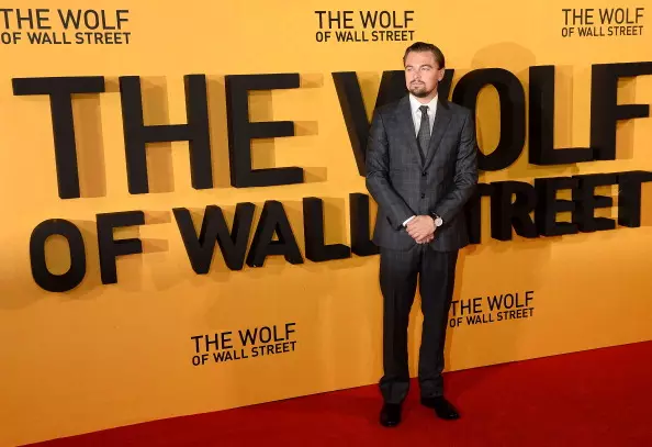 Actor Leonardo DiCaprio auai i le UK Premiere o le Wolf o Wall Street i Lonetona Leicester Square i Ianuari 9, 2014 i Lonetona, Egelani. Ata na saunia e Ian Gavan/Getty Images.