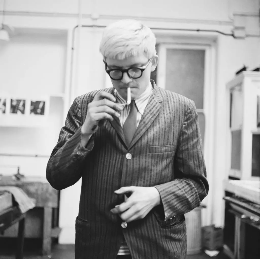 Der englische Künstler David Hockney während einer Druckgrafiksitzung in den Studios der Edition Alecto Press, London, um 1965. Foto: Tony Evans/Getty Images.