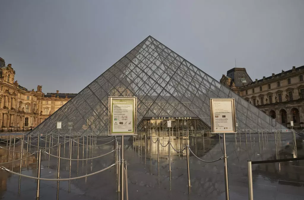 Lub Tsev khaws puav pheej Louvre hauv Paris. Duab los ntawm Kiran Ridley / Getty Images.