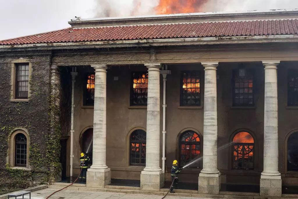 En skovbrand har udryddet University of Cape Town Library og dets uvurderlige samling af afrikanske studier