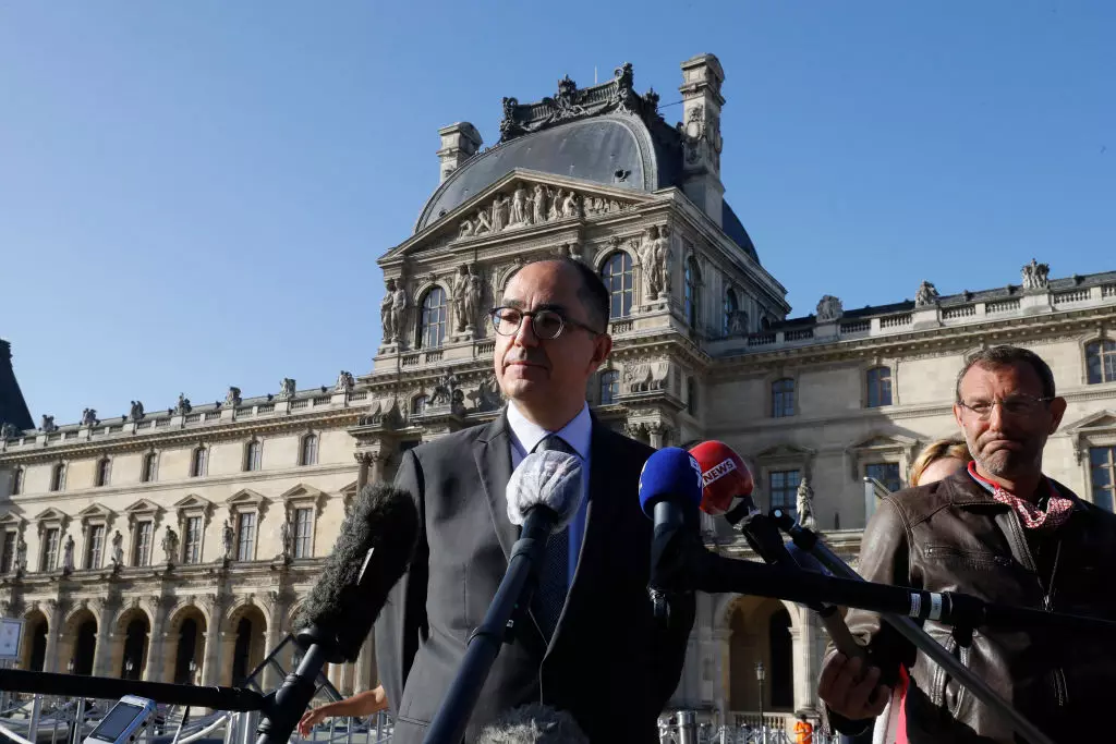 Présidén Louvre Badé Tur Média pikeun Ngabéla Kapamingpinan Kontrovérsi Na nalika Anjeunna Berjuang pikeun Nganyarkeun Kontrakna