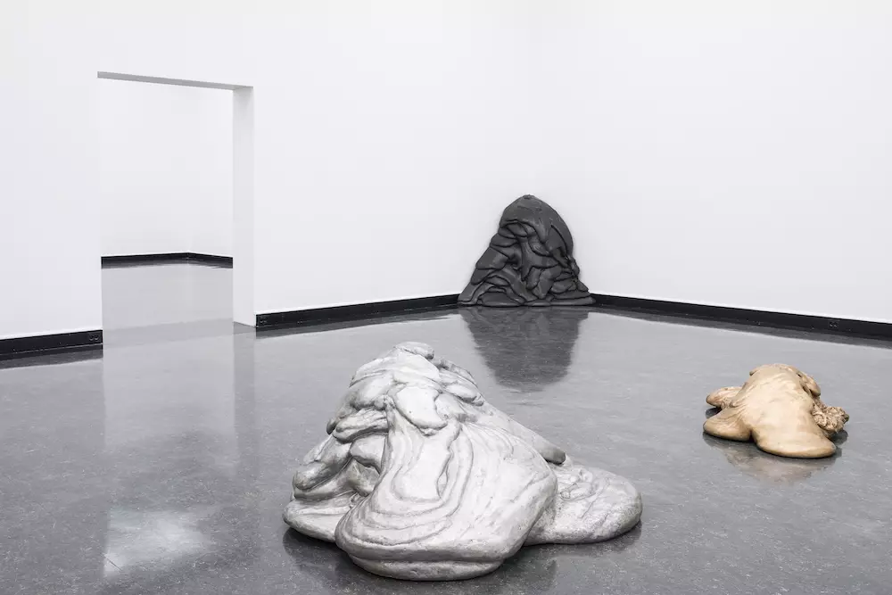 Saothar Foam le Lynda Benglis mar chuid de