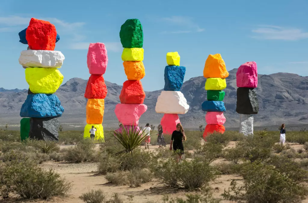 Ugo Rondinone, Seven Magic Mountains. Foto dening George Rose / Getty Images.