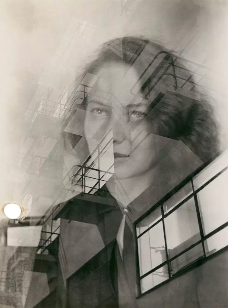 Pripisano Judit Kárász, Zli duh, dvostruko eksponirana slika Otti Berger s pročeljem Atelierhausa, Dessau (1931/32). © Géza Pártay / Fotografija © Bauhaus-Archiv, Berlin.