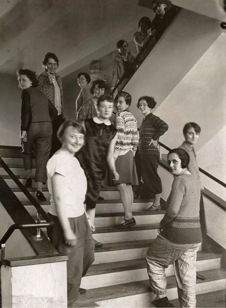 T. Lux Feininger, Væverne på Bauhaus-trappen i Dessau (ca. 1927). © T. Lux Feiningers ejendom / Foto © Bauhaus-Archiv, Berlin.