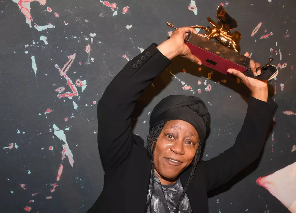 Sonia Boyce und Simone Leigh gewinnen Goldene Löwen auf der Biennale in Venedig für ihre Arbeit, die die Visionen schwarzer Frauen würdigt