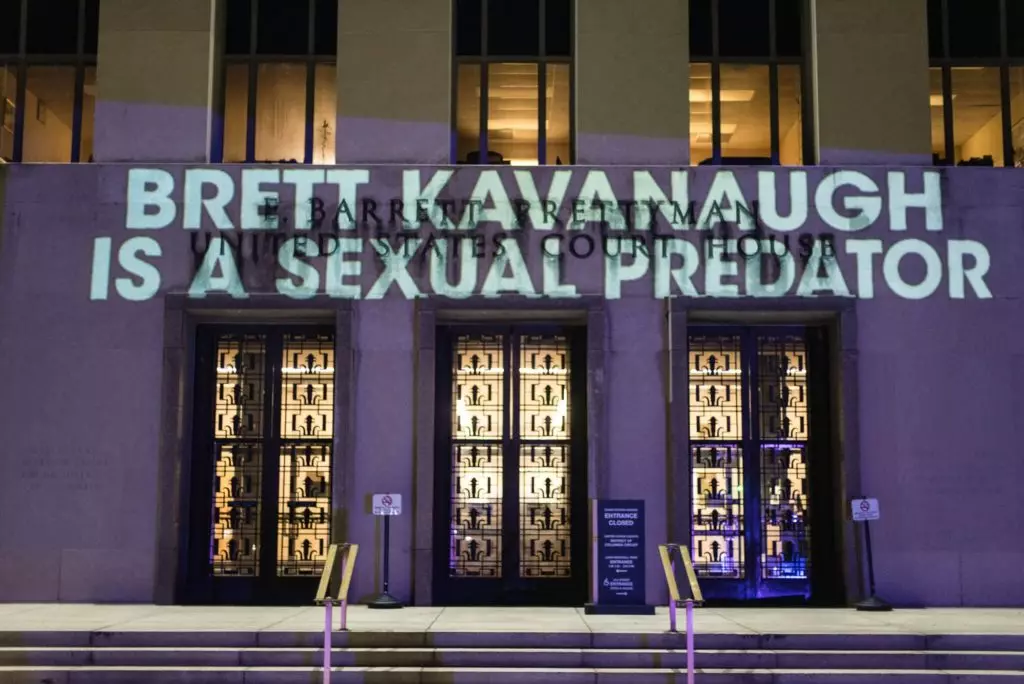 Artist Robin Bell protesterte mot dommer Brett Kavanaughs potensielle bekreftelse til USAs høyesterett ved å projisere meldinger på den nominertes rettshus i DC. Foto av Andre Chung, med tillatelse fra Bell Visuals.