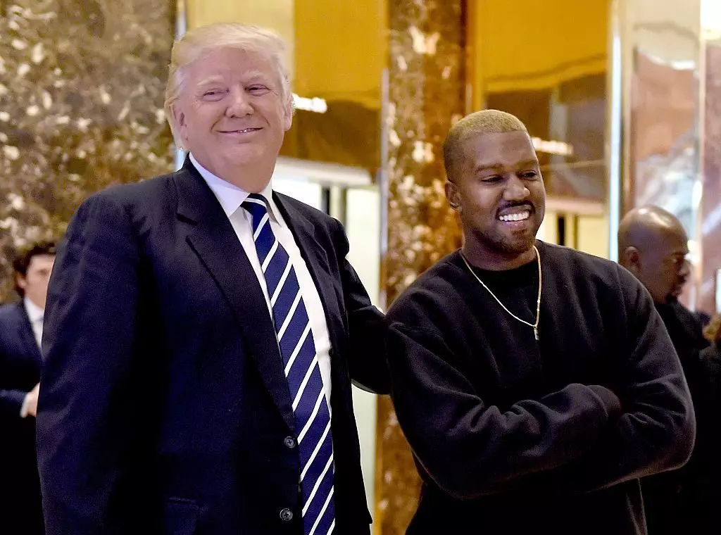 De Sänger Kanye West an de gewielte President Donald Trump schwätze mat der Press no hire Reuniounen um Trump Tower den 13. Dezember 2016 zu New York. Foto Timothy A. Clary/AFP/Getty Images.