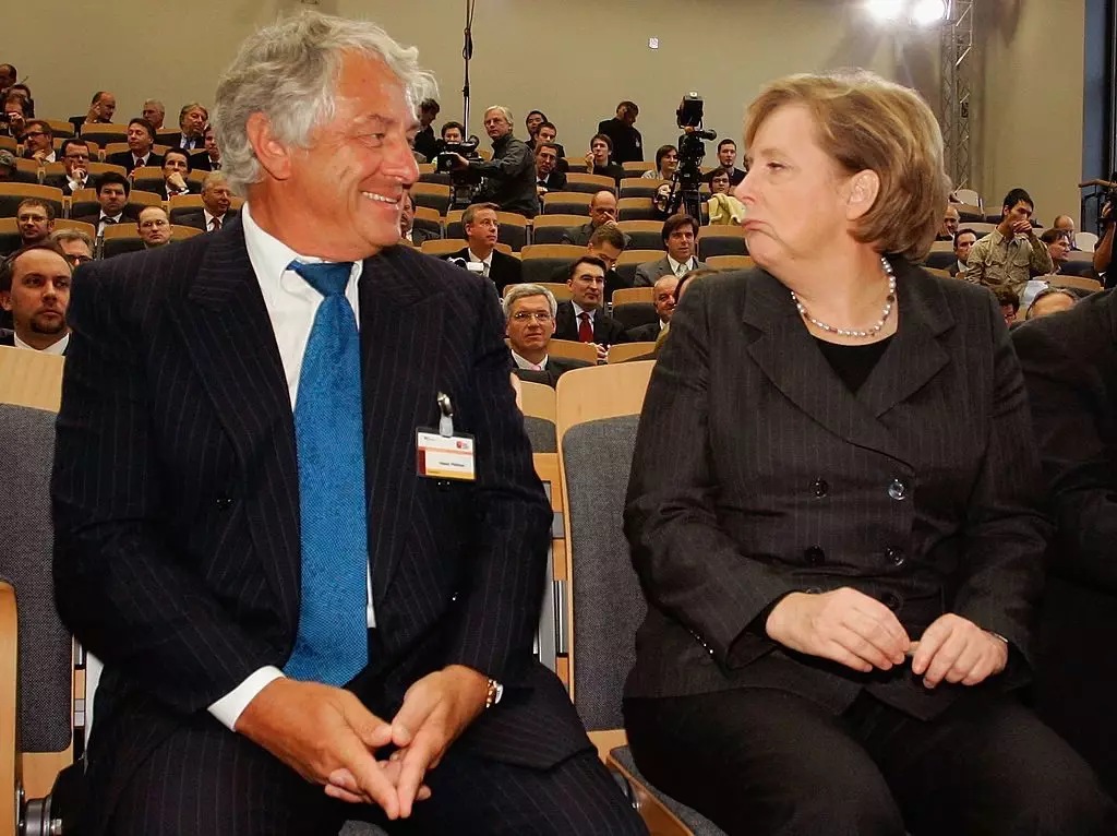 U-Hasso Plattner, umseki we-software edibeneyo ye-SAP kunye ne-Hasso Plattner Institute kunye no-Chancellor u-Angela Merkel baya kwiNgqungquthela ye-IT kwi-Hasso Plattner Institute ngoDisemba 18, 2006 e-Potsdam, eJamani. Ifoto nguCarsten Koall/Getty Images.