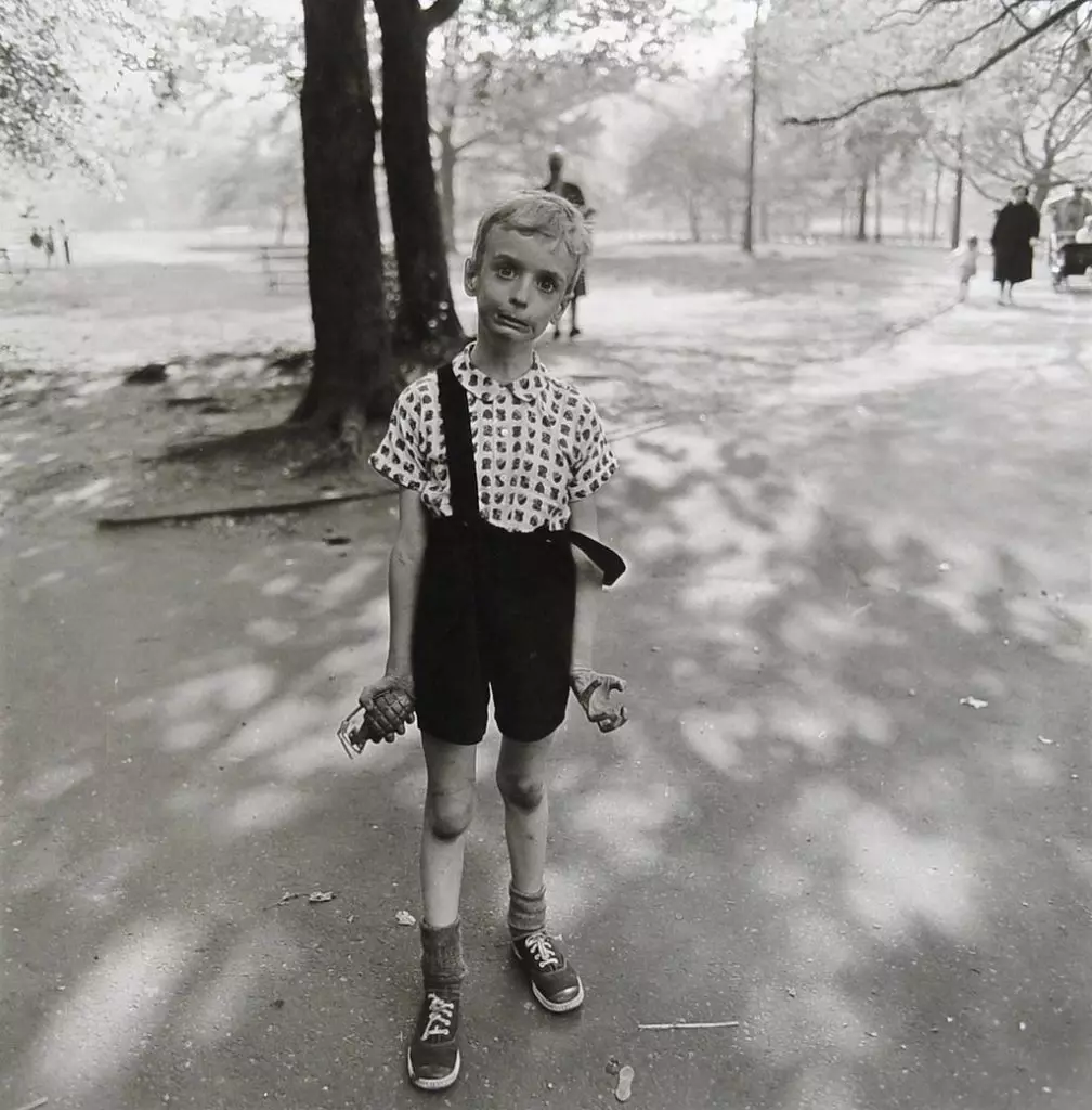 Diane Arbus, Niño con granada de mano de juguete, Central Park, Nueva York, 1962 (impreso en 1972). Cortesía de las subastas de artnet.