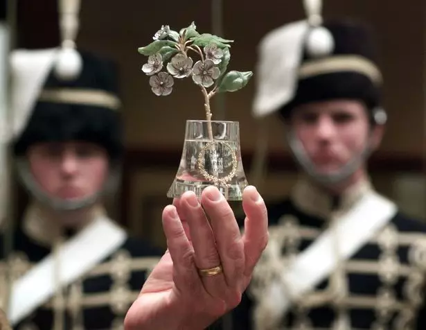 Acest ornament Fabergé a fost evaluat la 1 milion de lire sterline (1,27 milioane de dolari) de către Antiques Roadshow. Prin amabilitatea Birmingham Post and Mail.