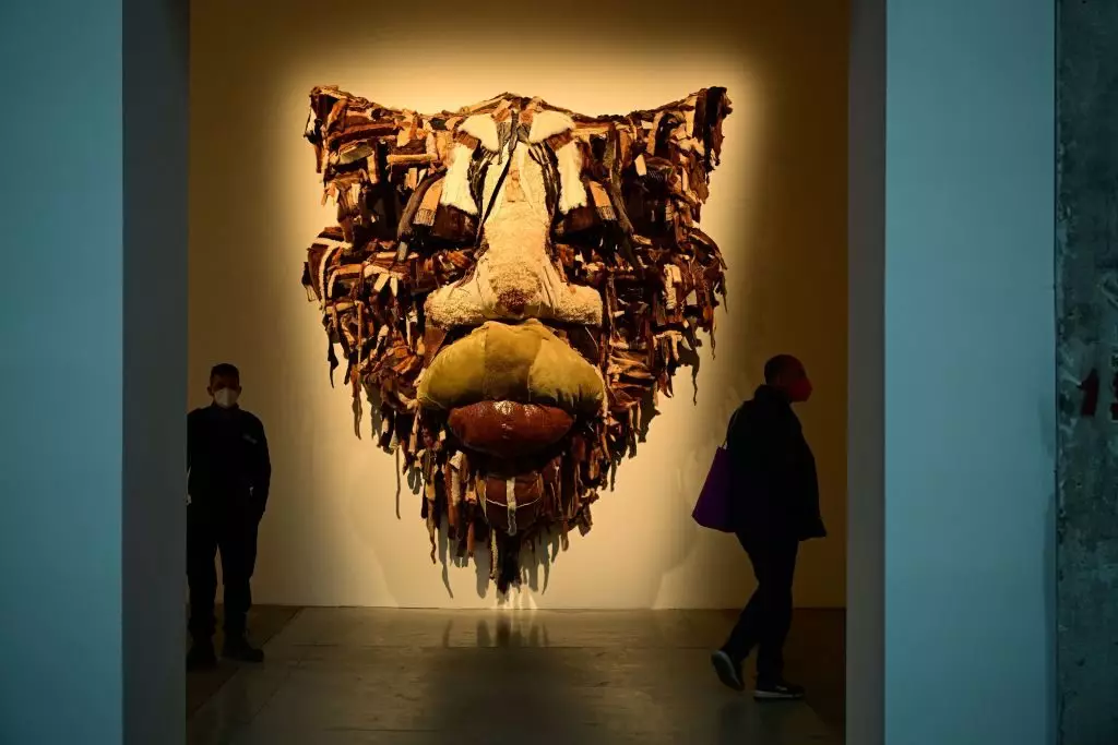 Tau Lewis, Angelus Mortem (2021) kuri Biennale ya Venice. (Ifoto ya VINCENZO PINTO / AFP ukoresheje amashusho ya Getty)