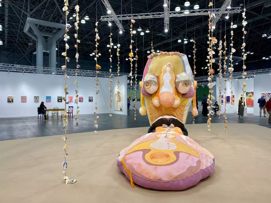 Tau Lewis, Opus (The Ovule), 2020, van Night Gallery, Los Angeles, by die 2021 Armory Show by die Javits Centre in New York. Foto deur Sarah Cascone.