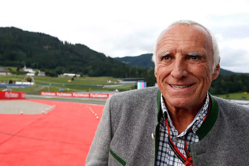 Príomhfheidhmeannach Red Bull Dietrich Mateschitz ag Red Bull Ring ar 20 Meitheamh, 2015 i Spielberg, an Ostair. Grianghraf le Charles Coates/Getty Images