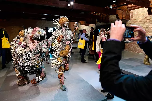 Les gens regardent ''Lion Woman of Asit Mayor'' de l'artiste britannique Damien Hirst lors de la présentation à la presse de son exposition 'Trésors de l'épave de l'incroyable' à la Collection Pinault à Punta della Dogana et Palazzo Grassi à Venise le 6 avril 2017. Le crédit photo doit se lire Miguel MedinaAFPGetty Images.