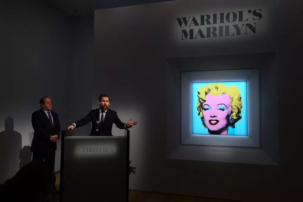 Председателят на Christie's Americas Марк Портър наблюдава как председателят на Christie's Алекс Ротър обявява продажбата на Shot Sage Blue Marilyn на Анди Уорхол на 21 март 2022 г. в Ню Йорк. (Снимка от Dia Dipasupil/Getty Images)