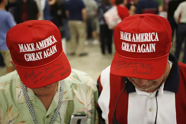 Para hadirin memakai topi sebagai sokongan kepada Donald Trump, presiden dan ketua eksekutif Trump Organization Inc. dan calon presiden Republikan 2016, tidak digambarkan, semasa acara kempen di Indianapolis, Indiana, A.S., pada hari Rabu, 20 April 2016. Foto oleh Luke Sharrett /Bloomberg melalui Getty Images