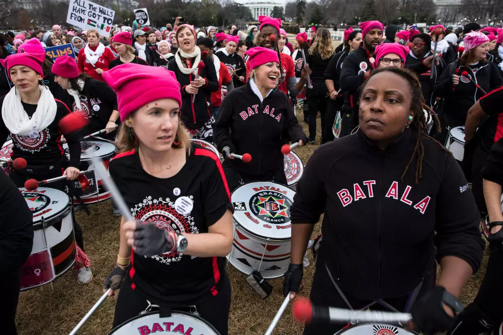 En grupp demonstranter spelar trummor under Women's March i Washington den 21 januari 2017 i Washington, DC. Fotokredit bör läsa Zach Gibson/AFP/Getty Images.