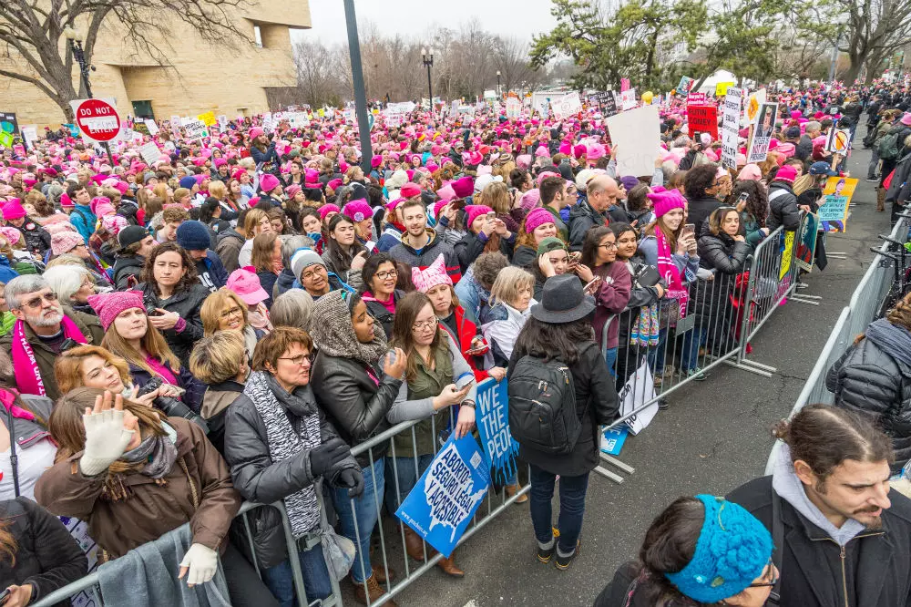 Tûzenen aktivisten út de hiele Feriene Steaten en it bûtenlân sammelje op Independence Avenue foar in rally troch de 'Frouljusmarch' yn Washington, DC op 'e dei nei de ynauguraasje fan presidint Donald Trump. Foto troch Albin Lohr-Jones/Pacific Press/LightRocket fia Getty Images.