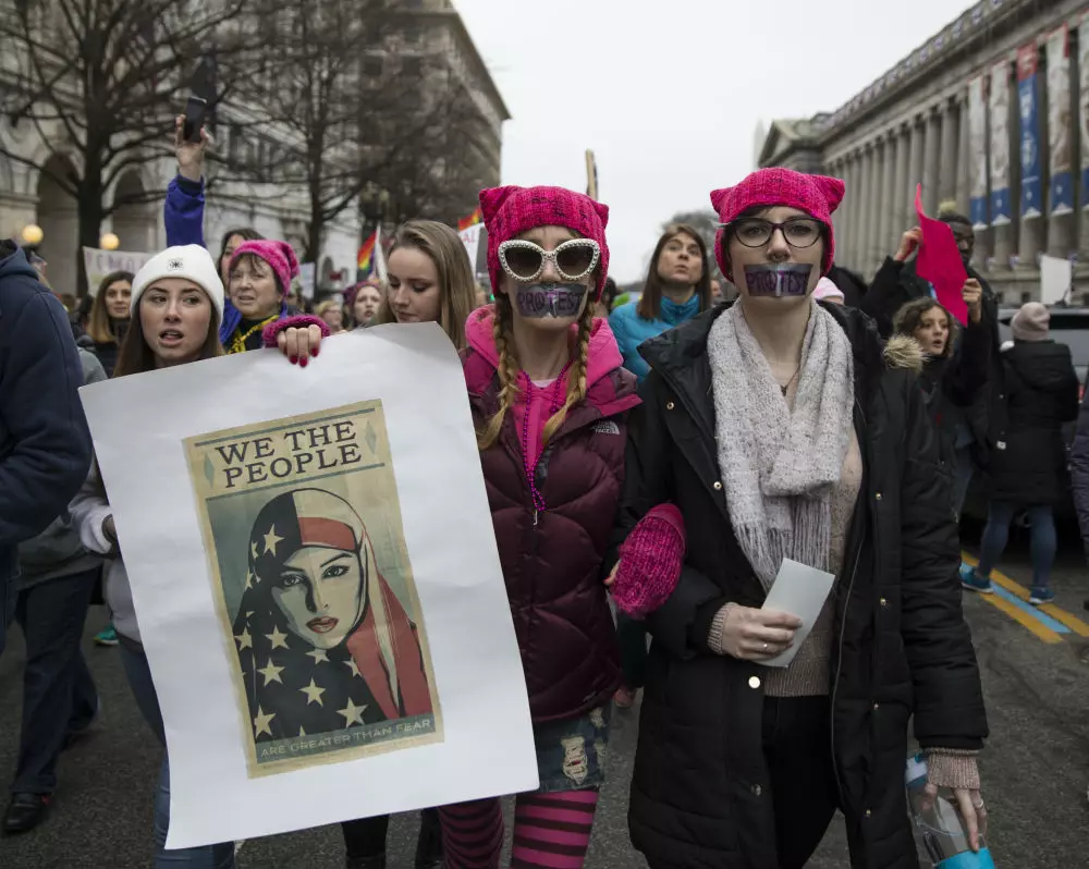 Marschörer som deltar i Women's March on Washington håller upp skyltar för kvinnors rättigheter som är kritiska mot president Donald Trump den 21 januari 2017 i Washington, DC. President Trump svors in som landets 45:e president dagen innan. Foto av Robert Nickelsberg/Getty Images.