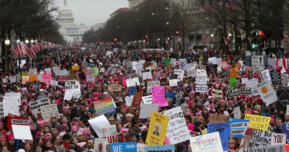 Roesteriai užpildo Pensilvanijos alėją per mitingą Vašingtone, 2017 m. sausio 21 d. Moterų žygyje. Jessica Rinaldi/The Boston Globe nuotrauka per Getty Images.