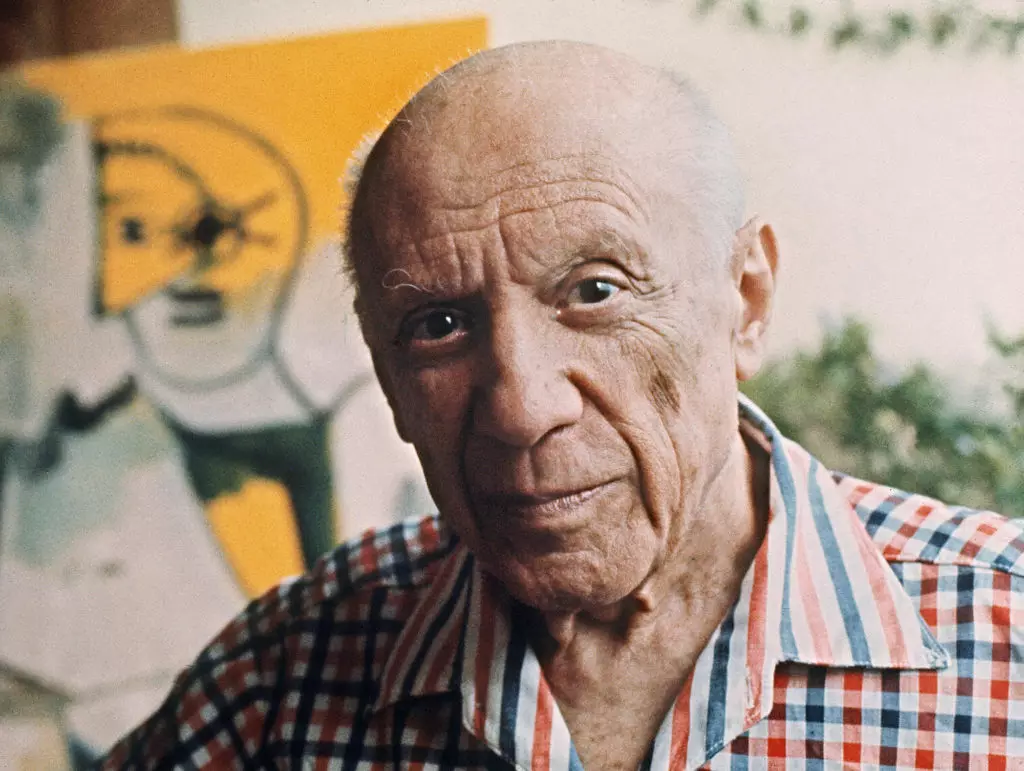 Pelukis Spanyol Pablo Picasso ing Mougins, Prancis, ing taun 1971. Proyek utama anyar 'Picasso Mediterranean' fokus ing hubungan artis karo segara. Waca foto RALPH GATTI / AFP / Getty Images.