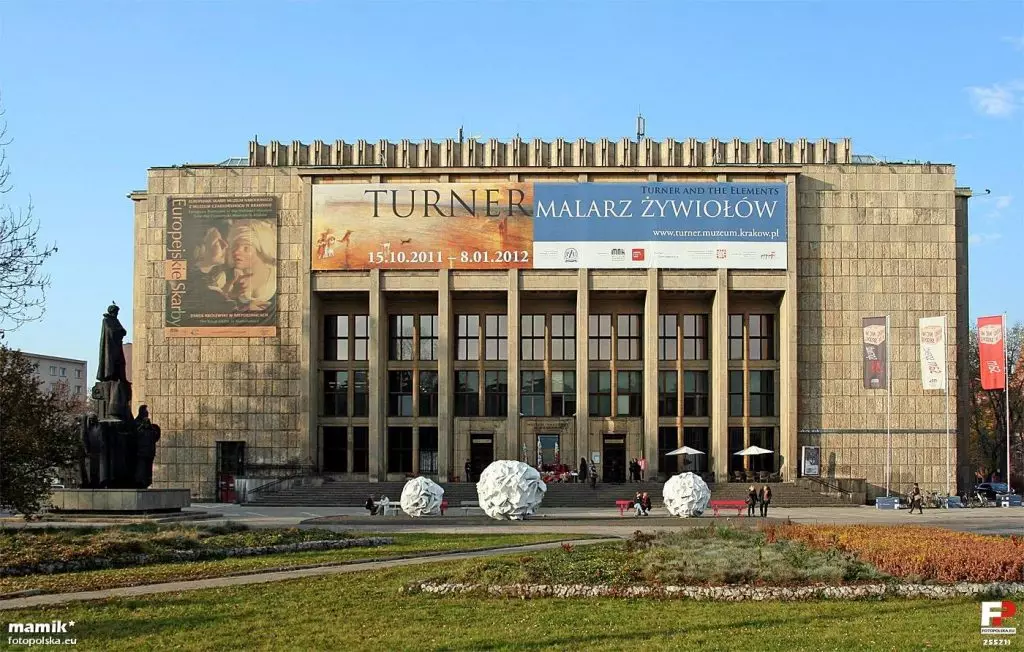 Nationalmuseum, Krakau. Foto vum mamik/fotopolska.eu Creative Commons <a href=https://creativecommons.org/licenses/by-sa/3.0/deed.en target=