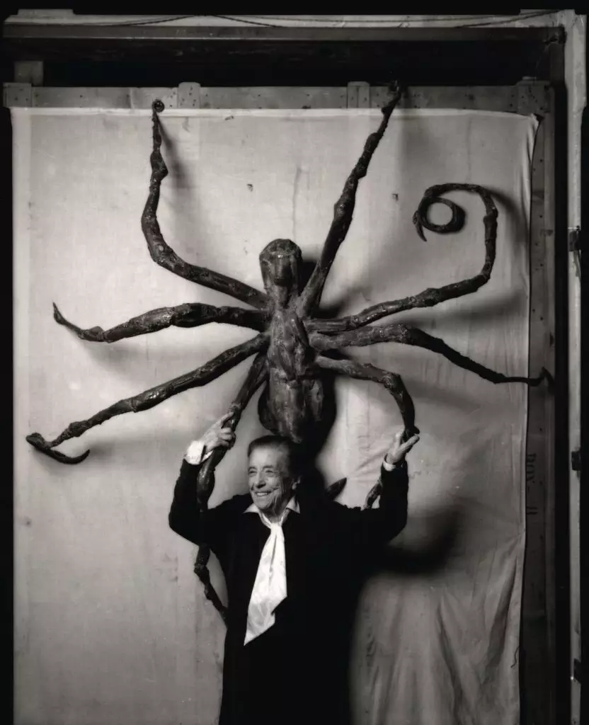 Louise Bourgeois avbildet med stålversjonen av Spider IV, 1996_Photo - Peter Bellamy, kunstverk © 2022 The Easton Foundation, lisensiert av VAGA ved Artists Rights Society (ARS), NY