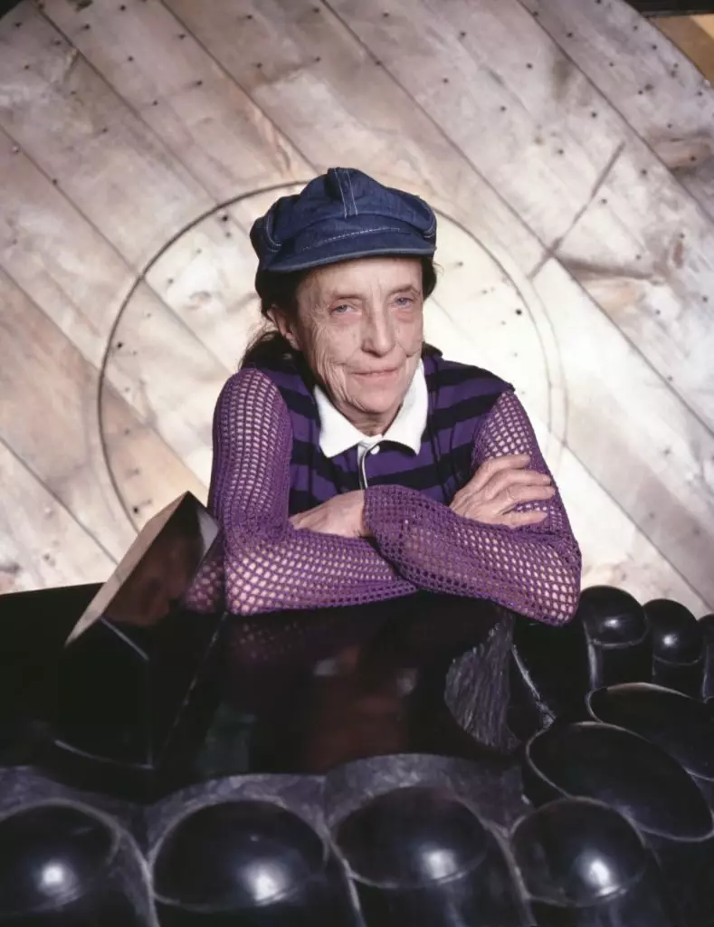 Fransk-amerikansk konstnär och skulptör Louise Bourgeois fotograferad i sin studio i Chelsea, Manhattan, 1982. Foto av Jack Mitchell/Getty Images.