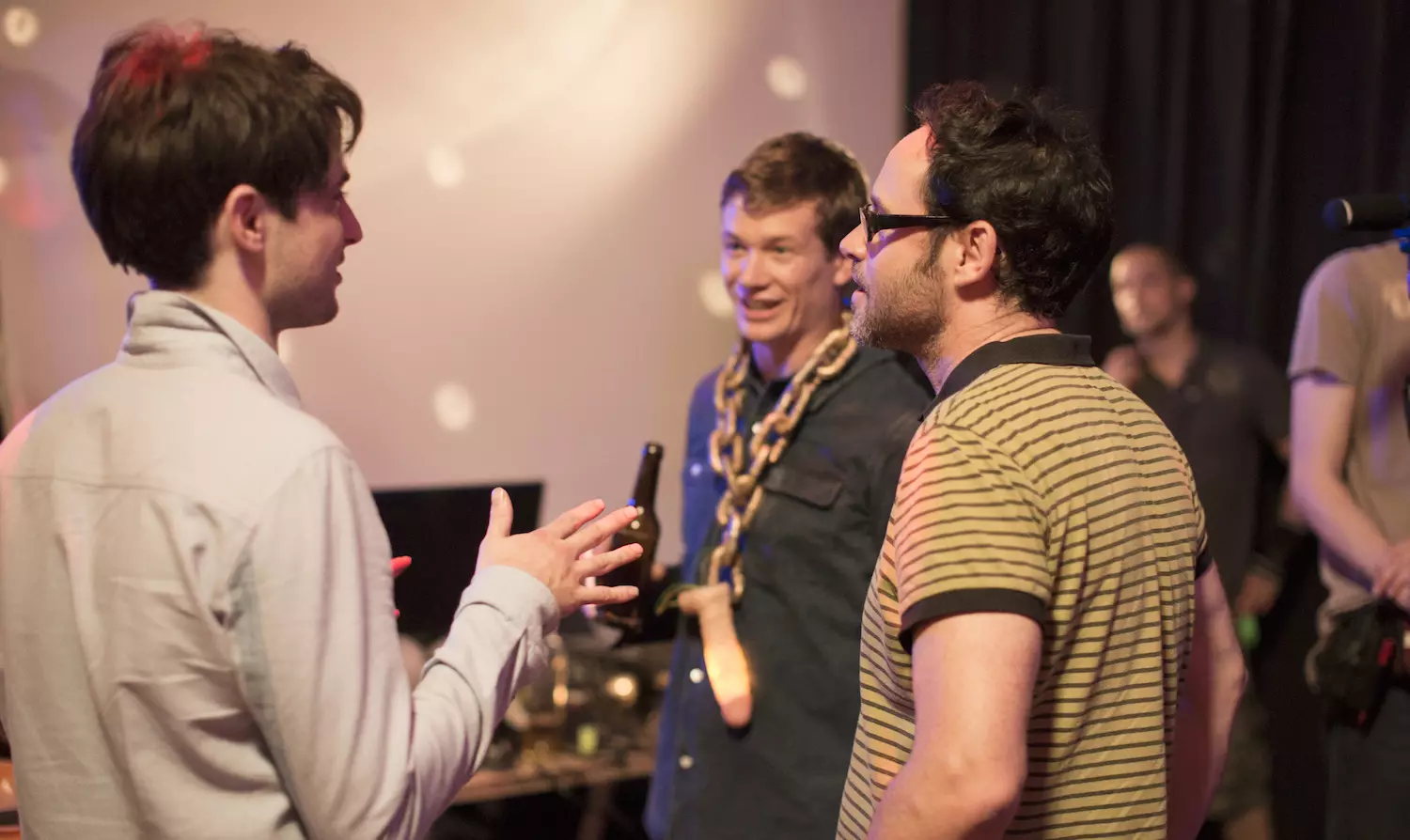 Omer Fast (derecha) con los actores Tom Sturridge (izquierda) y Ed Speleers) en el centro del set de Remainder. Cortesía de Soda Pictures.