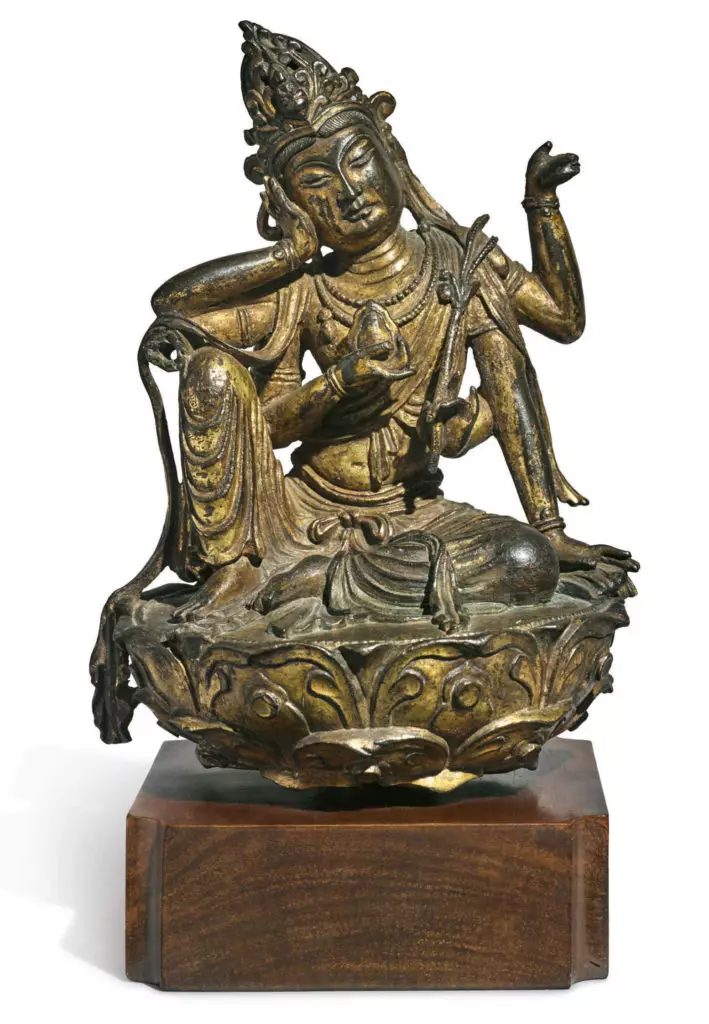 Di lelongan Seni Cina Penting Sotheby di New York, patung emas-gangsa dewa Buddha Cina Cintamanicakra Avalokiteshvara yang berasal dari zaman Dinasti Tang terjual pada harga $2.1 juta. Ia pada asalnya dibeli dengan harga hanya $100 pada jualan garaj. Foto ihsan Sotheby's.